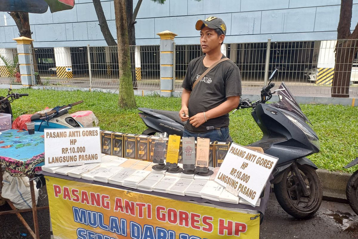Hujan, Sepi, dan Lapak Rp 10.000: Cerita Pedagang Anti Gores di CFD Bintaro