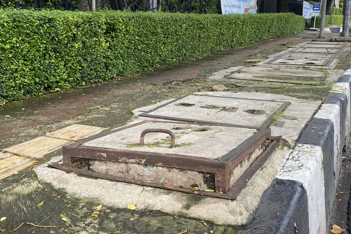 Trotoar Jakarta yang Tak Lagi Rata, Penutup Manhole yang Jadi Ancaman Warga