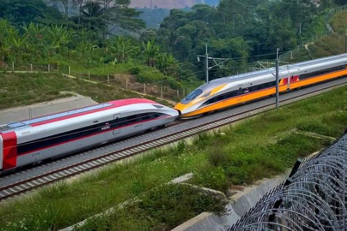 Saat EMU "Red Komodo" dan CIT "Doctor Yellow" Kereta Cepat Digandengkan ...