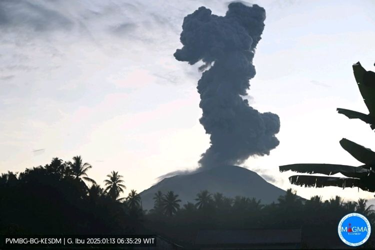 Foto : Pagi Ini, Gunung Ibu Meletus Lagi Disertai Dentuman dan Lontaran Abu Vulkanik