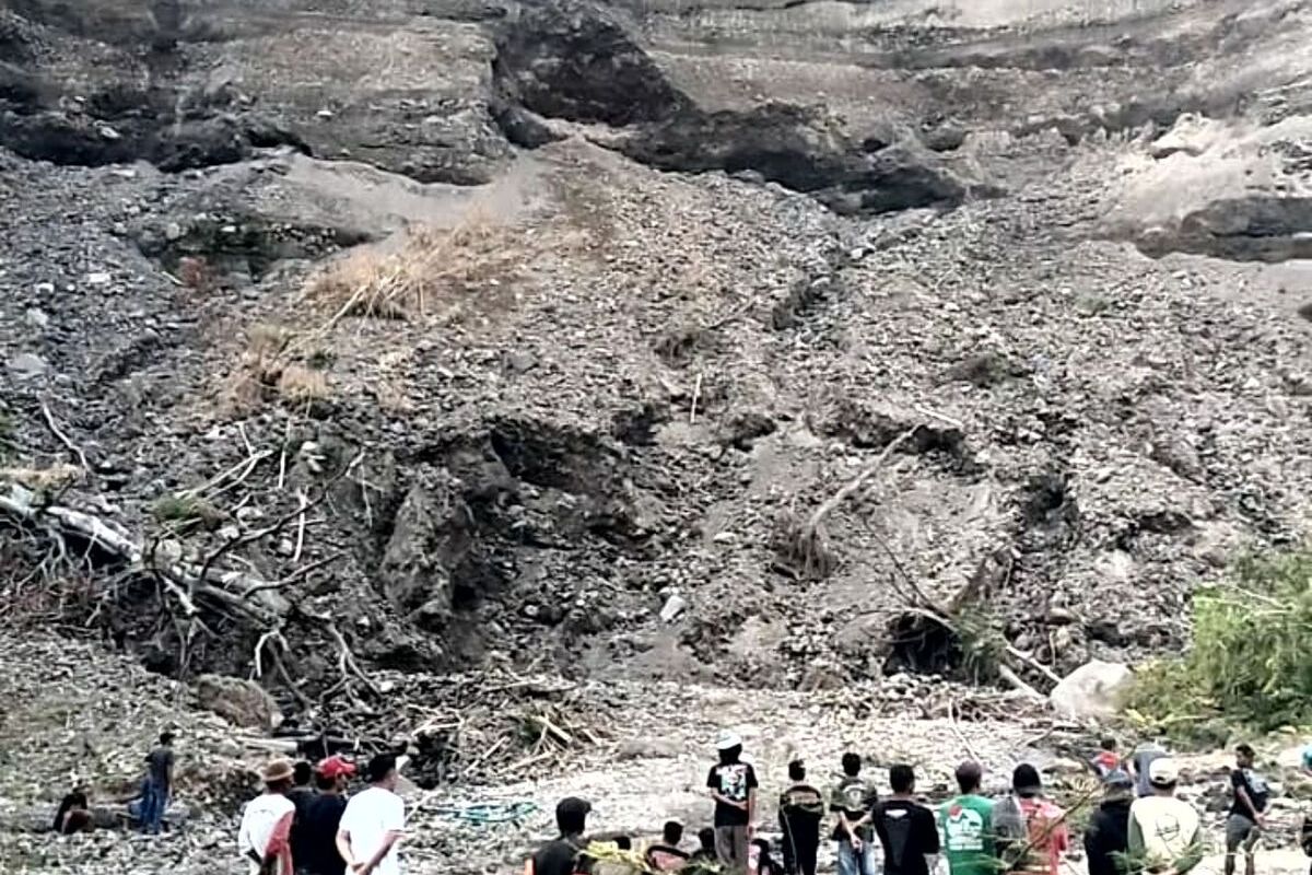 Dua Penambang Pasir Tertimbun Longsor di Kaki Gunung Kelud, Pencarian Masih Berlangsung