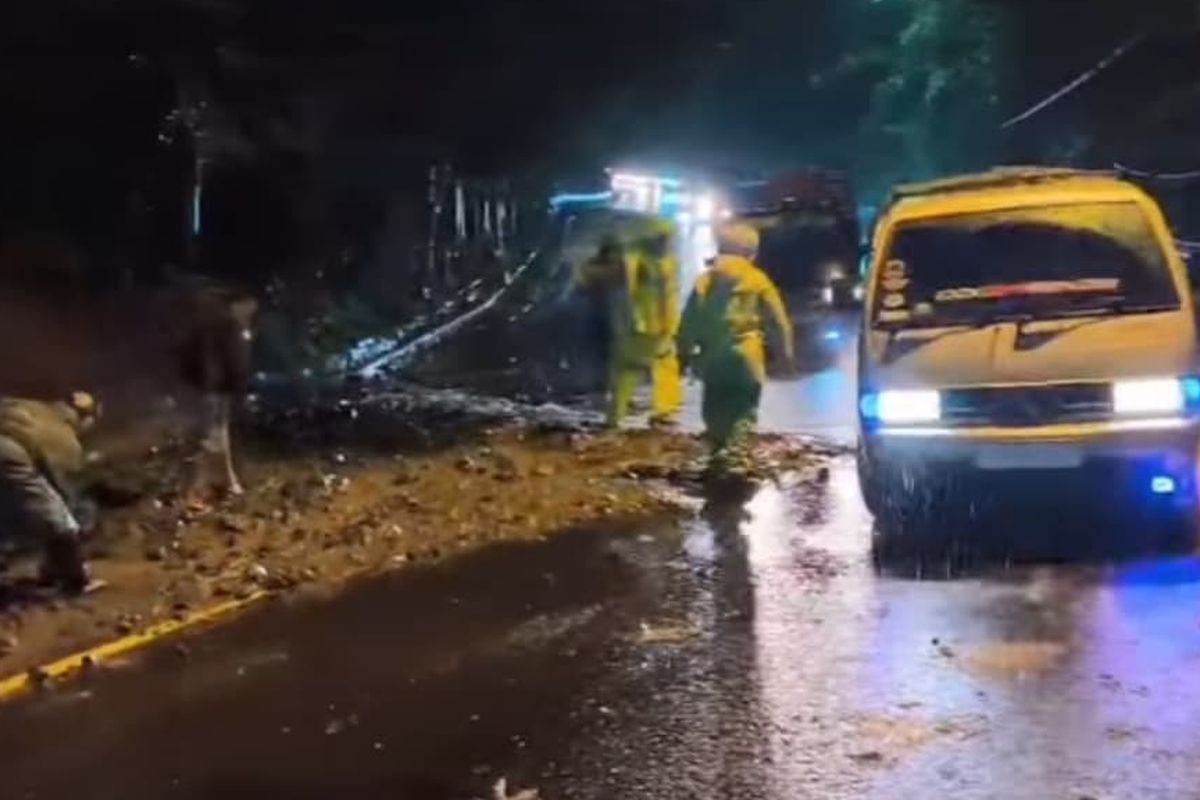 Jalur Puncak Longsor, Waspada Melintas di Aspal Berlumpur