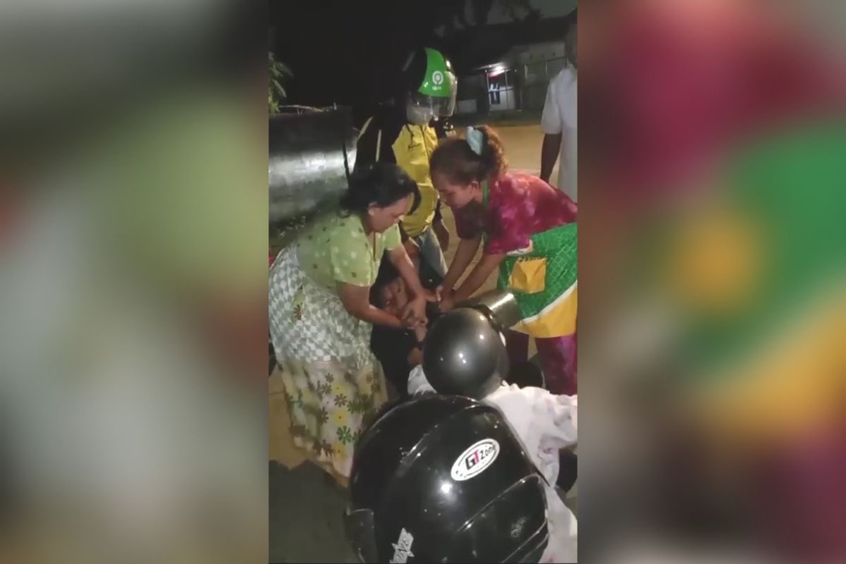 Viral, Mahasiswa Unhas Makassar Dihajar Ibu-ibu, Diduga Lakukan ... Viral, Mahasiswa Unhas Makassar Dihajar Ibu-ibu, Diduga Lakukan ...