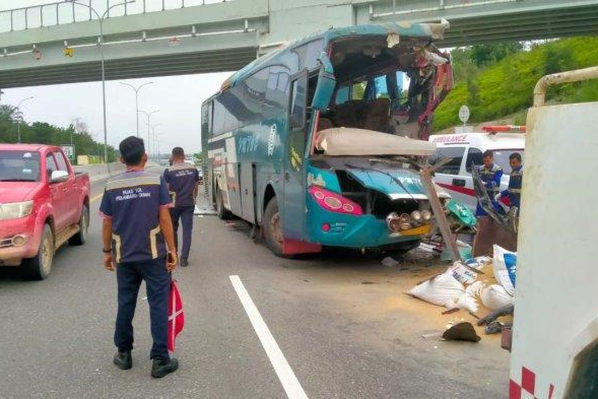 Bus Tabrak Truk di Tol Pekanbaru-Dumai, 1 Orang Tewas, 2 Luka Berat