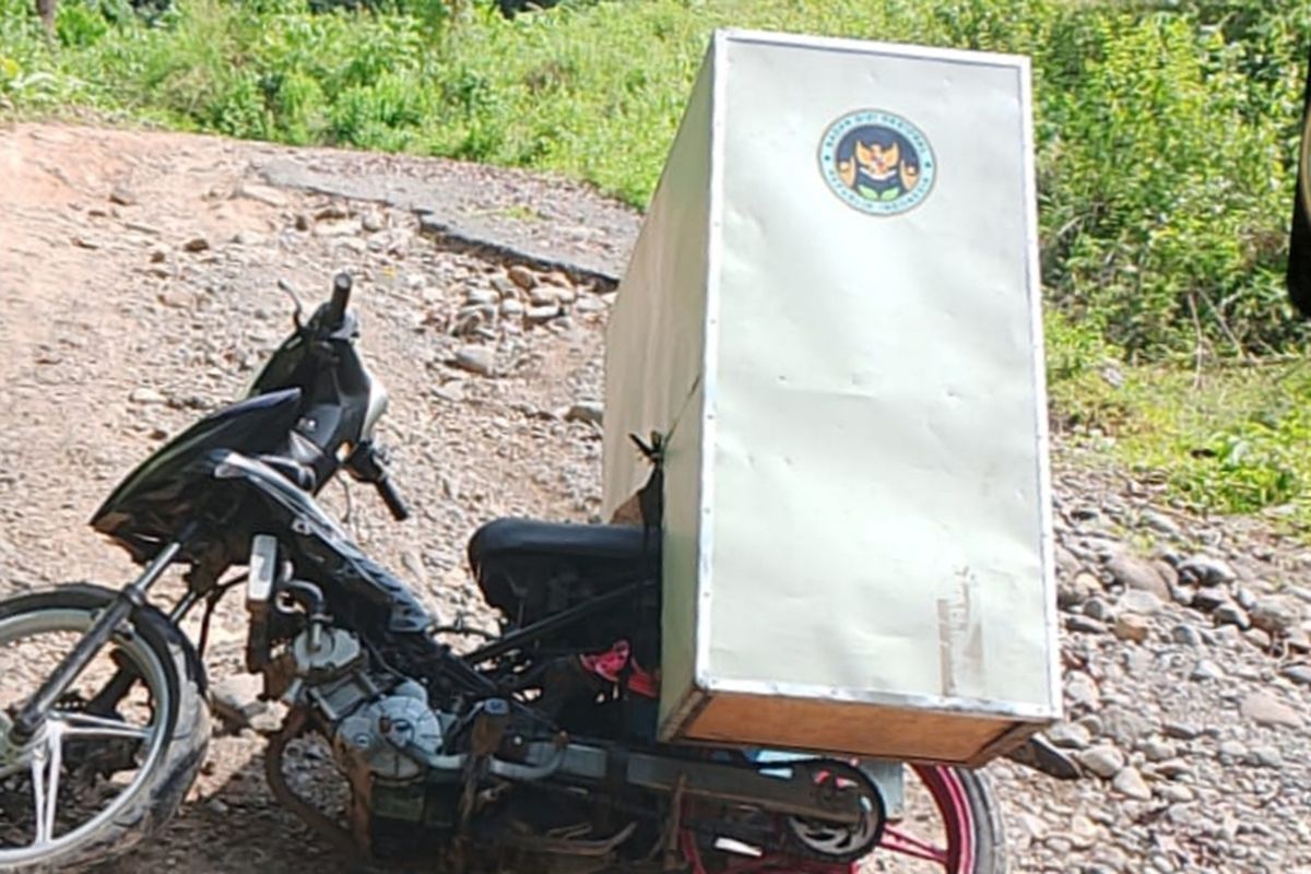 Jalan Sulit Diakses, Motor Pengantar Paket MBG di Gowa Nyaris Jatuh ke ...