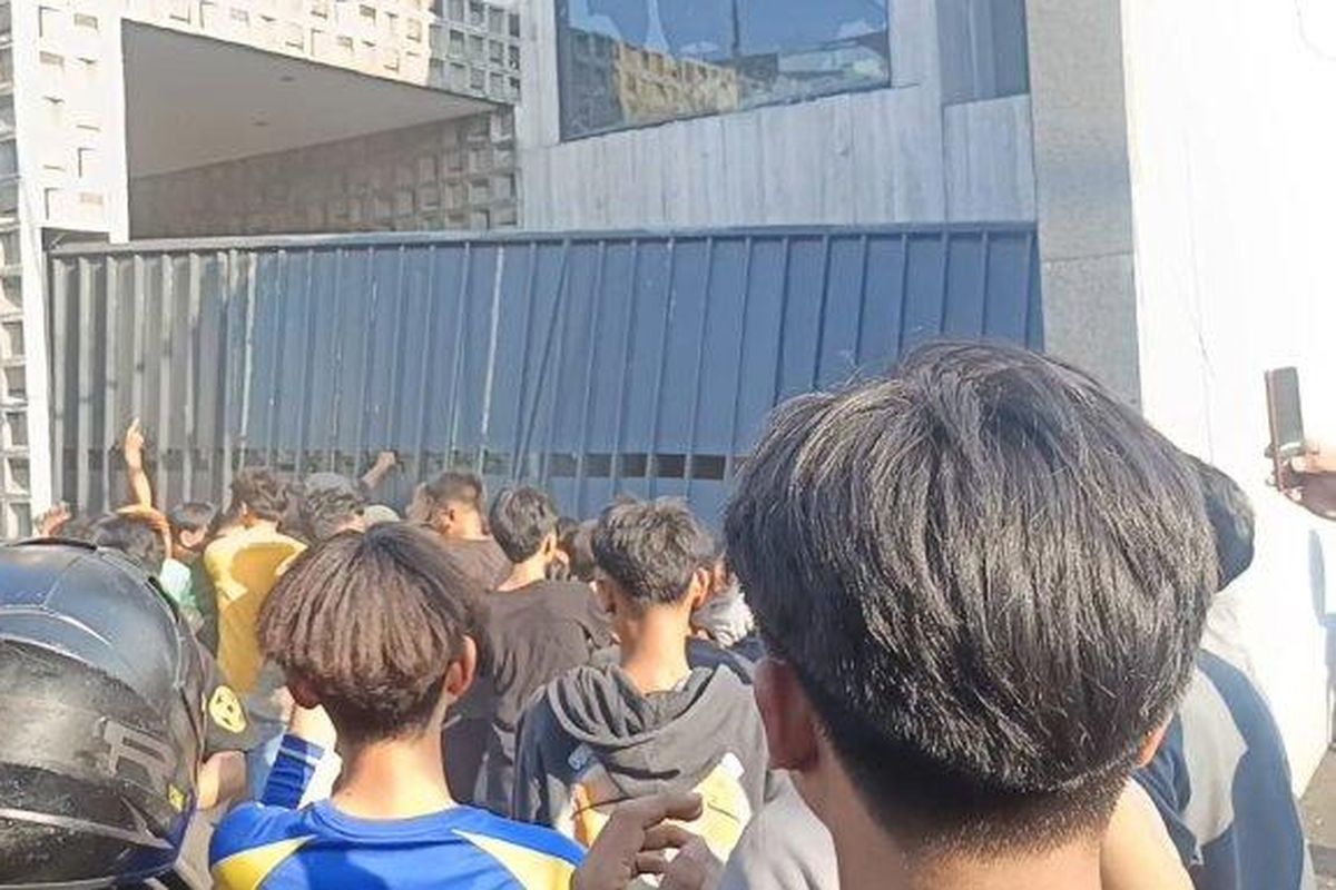 Kala Warga Ramai-ramai Jarah Rumah Ahmad Sahroni hingga Walkot Jakut ...