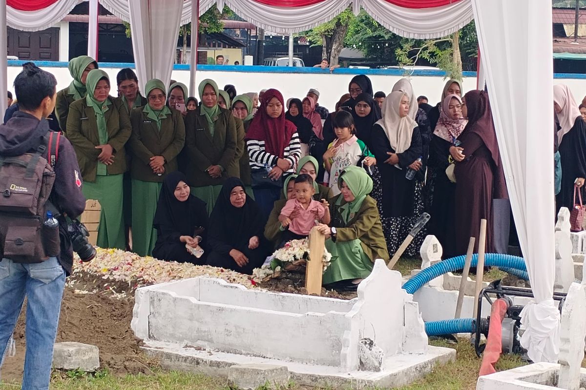 Haru Keluarga Antar Kepergian Praka Rico ke Peristirahatan Terakhir ...