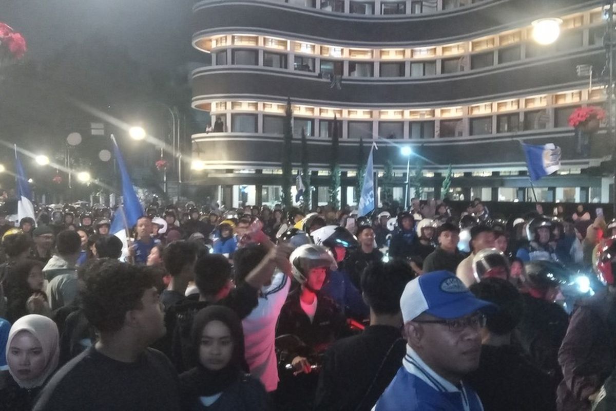 Persib Hattrick Juara, Bobotoh Tumpah Ruah di Jalan Asia-Afrika