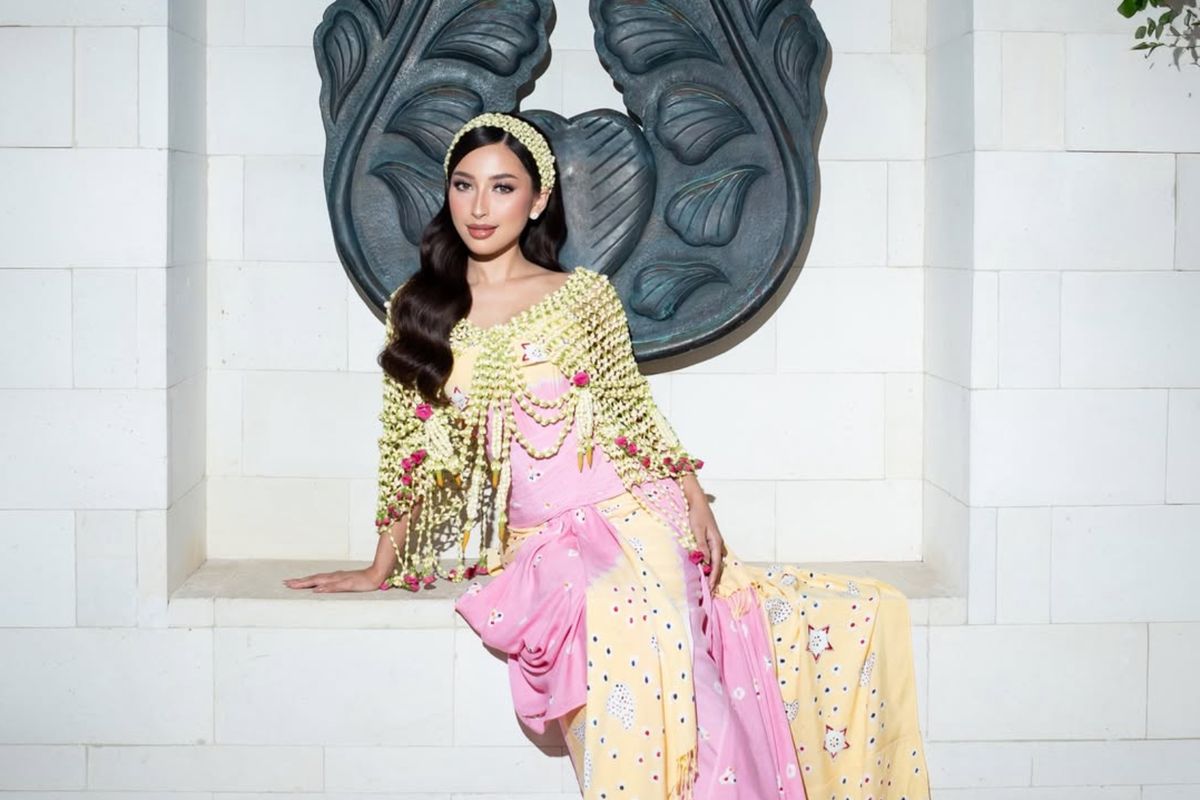 7 Gaya Siraman Jennifer Coppen, Elegan dengan Sentuhan Pastel