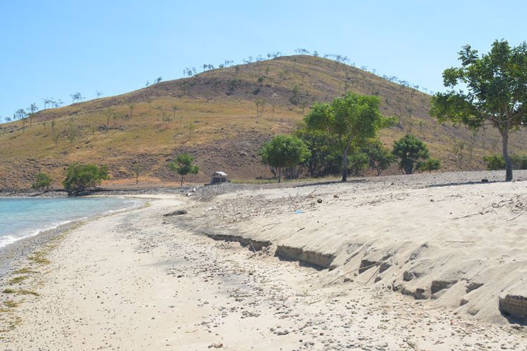 Menjelajahi Pantai Pasir Putih Pulau Kinde di Nagekeo Flores (1)