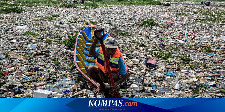Sampah di Sungai Citarum Diangkut ke TPA Sarimukti