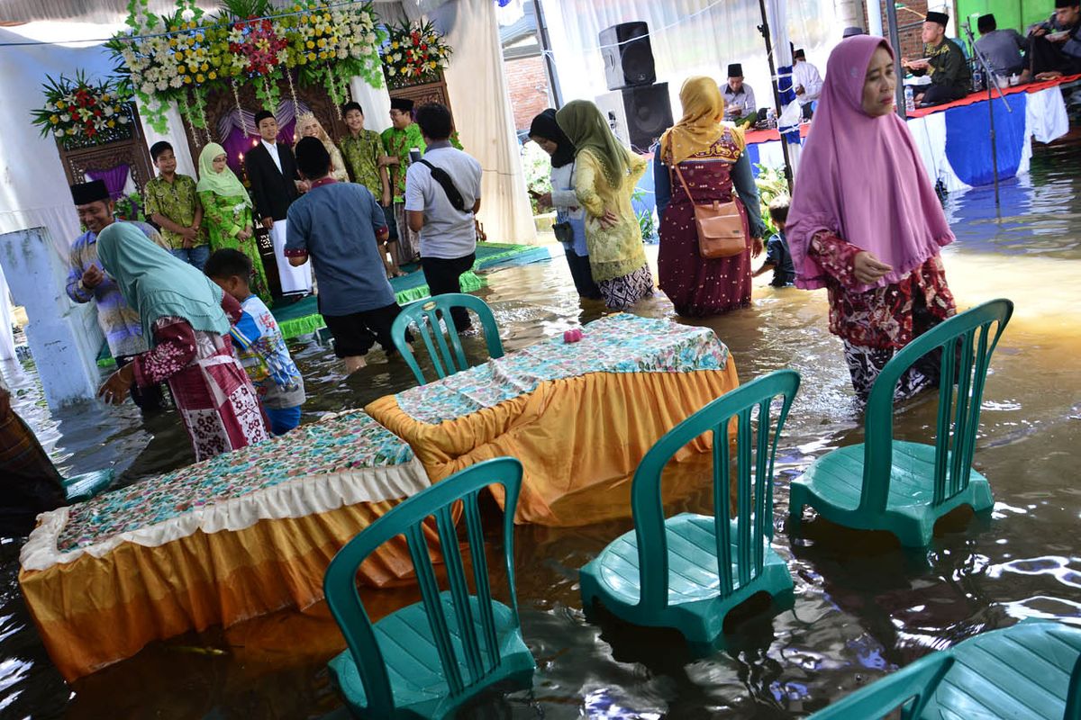 Demi Satukan Cinta, Resepsi Pernikahan Sejoli Ini Dilakukan di Tengah Banjir