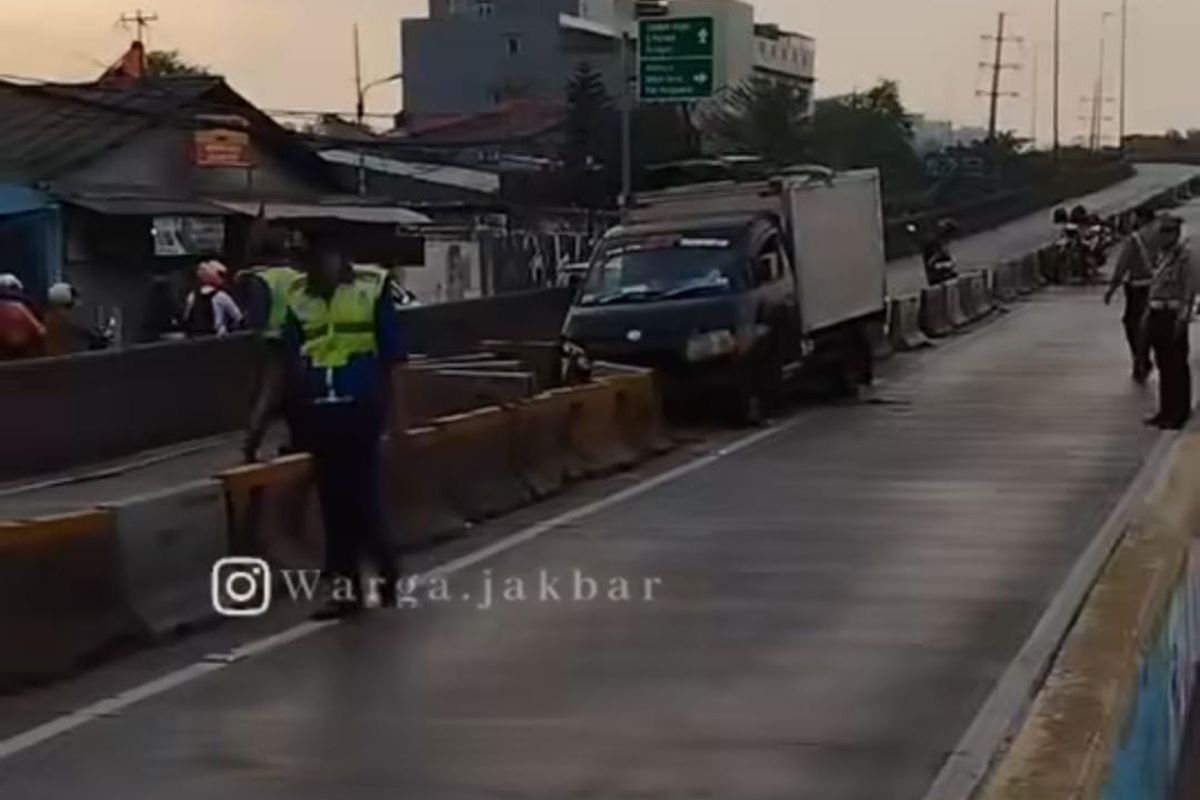 Ban Pecah, Mobil Boks Tabrak 4 Motor di Flyover Pesing