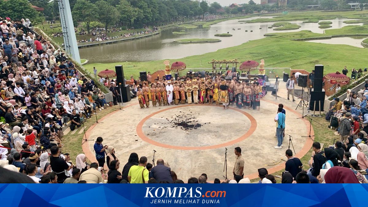 BERITA FOTO: Potret Tari Kecak Taman Mini yang Padat Penonton