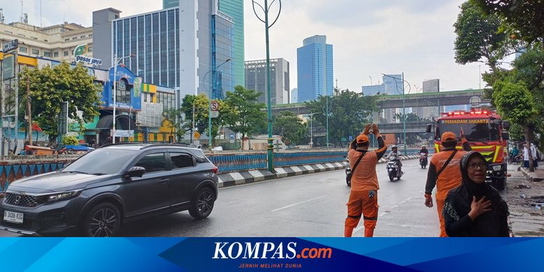 Kebakaran Toko Bingkai Saudara Frame Padam, Arus Lalin Jalan Mampang ...