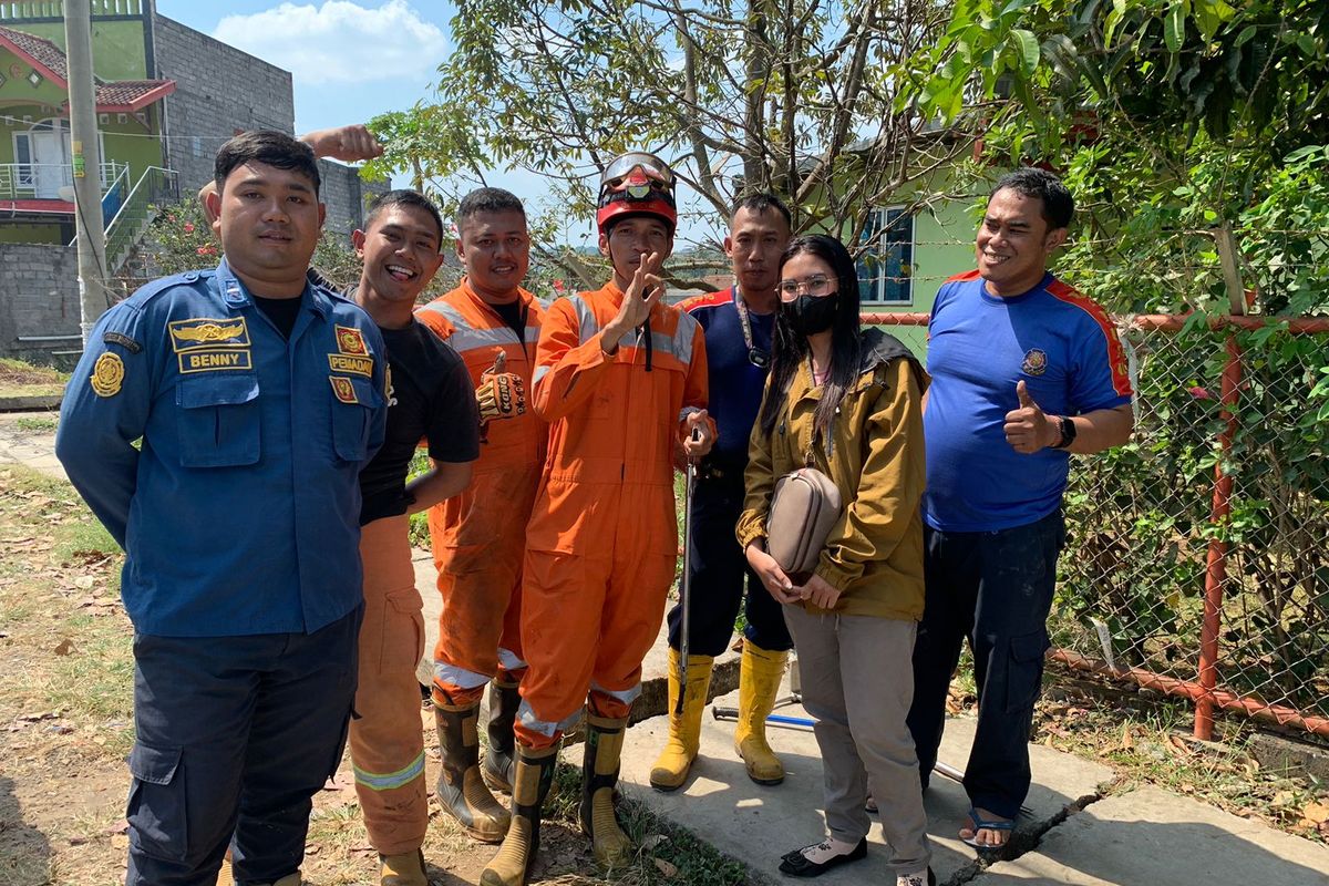 Senangnya Ajeng, Gelang Kesayangan Diselamatkan Tim Damkar dari Dalam ...