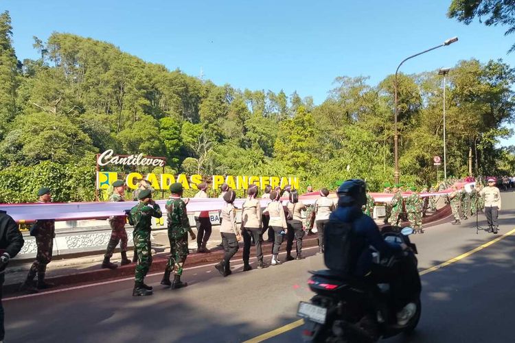 Foto : 1.000 Orang Bentangkan Bendera Merah Putih di Cadas Pangeran ...