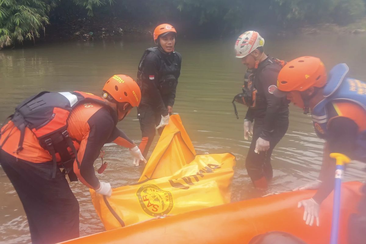 Mayat Pria Ditemukan Mengambang di Kali Ciliwung, Diduga karena Tenggelam