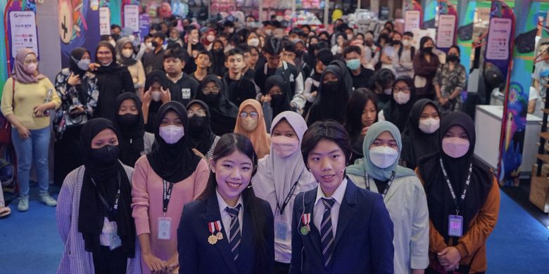 Apa Kata Mischa dan Devon Tentang Buku “ Rumus Rumus Juara” - Kompas.com