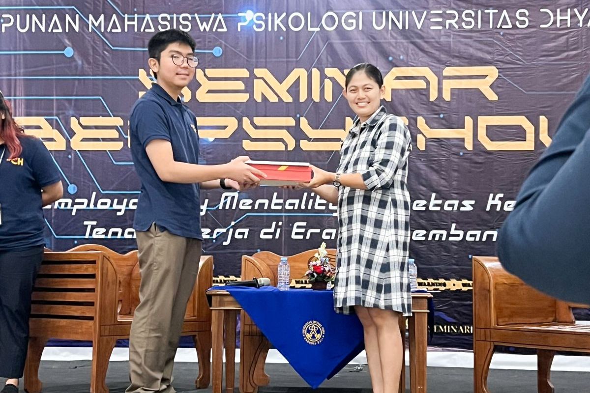 Seminar BEM Undhira, Akademisi CH dan Ukrida: Era Digital Perlu ...