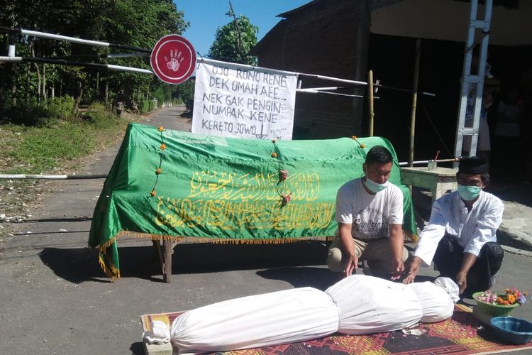 Antisipasi Corona, Viral Unggahan Pocong dan Keranda Mayat Jadi Penjaga ...