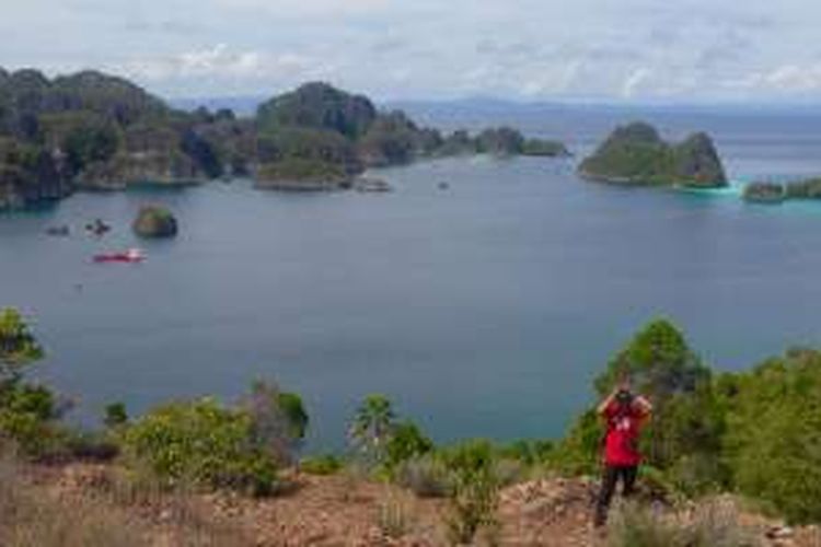 Menikmati Keindahan Raja Ampat dari Gunung Botak