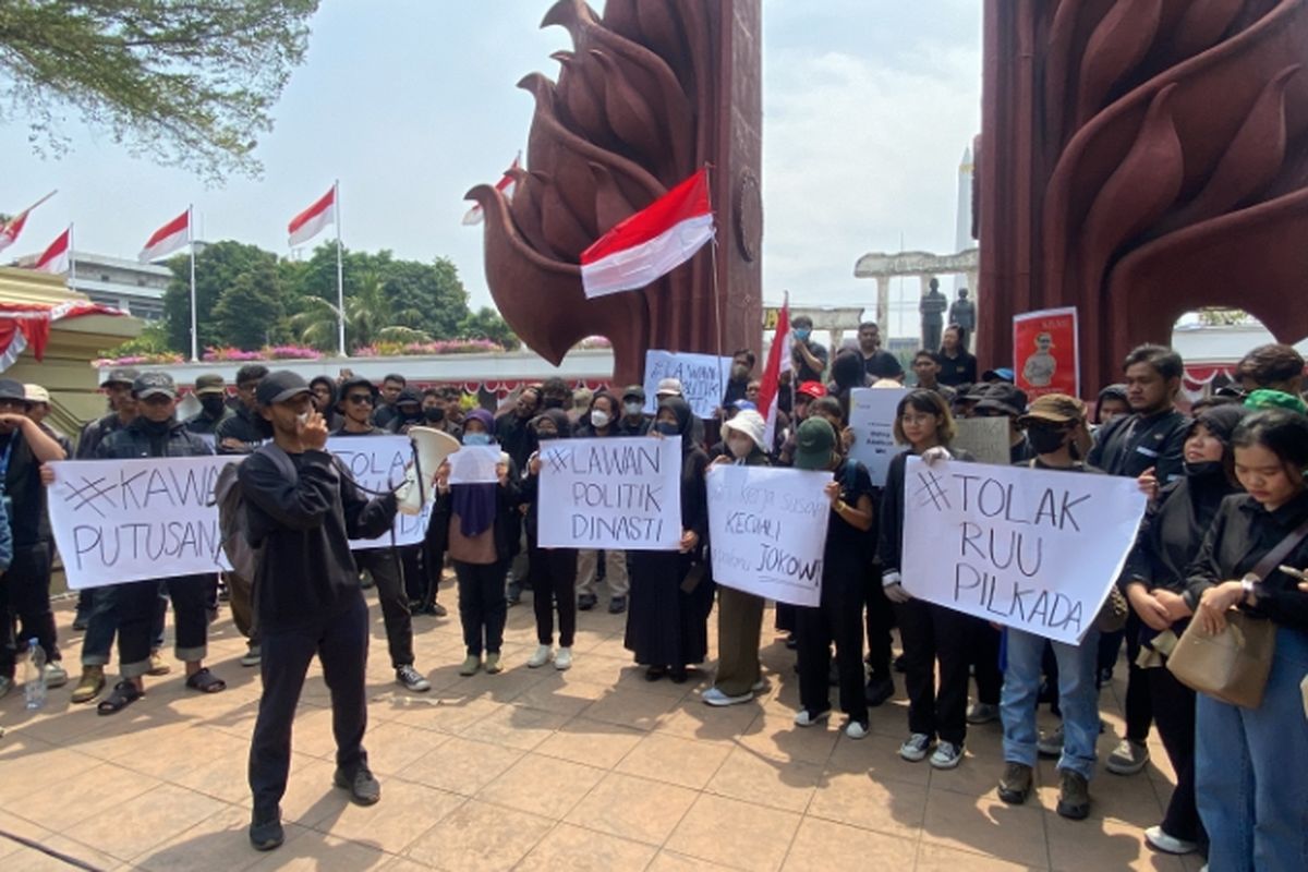Aksi Kawal Putusan MK di Tugu Pahlawan, Massa Tolak Revisi UU Pilkada