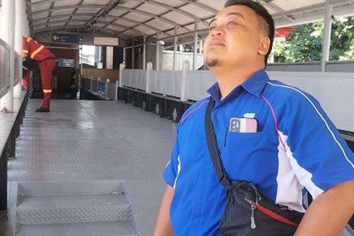 Petugas Pelayanan Dermaga Menangis, 10 Tahun Tak Pernah Rasakan Mudik ... Petugas Pelayanan Dermaga Menangis, 10 Tahun Tak Pernah Rasakan Mudik ...