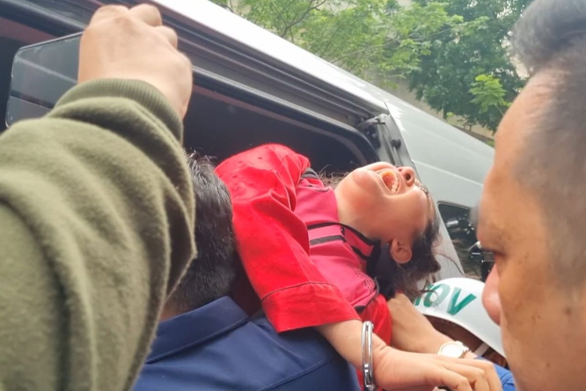 Momen Hasnaeni "Wanita Emas" Histeris dan Meronta saat Masuk Mobil ...