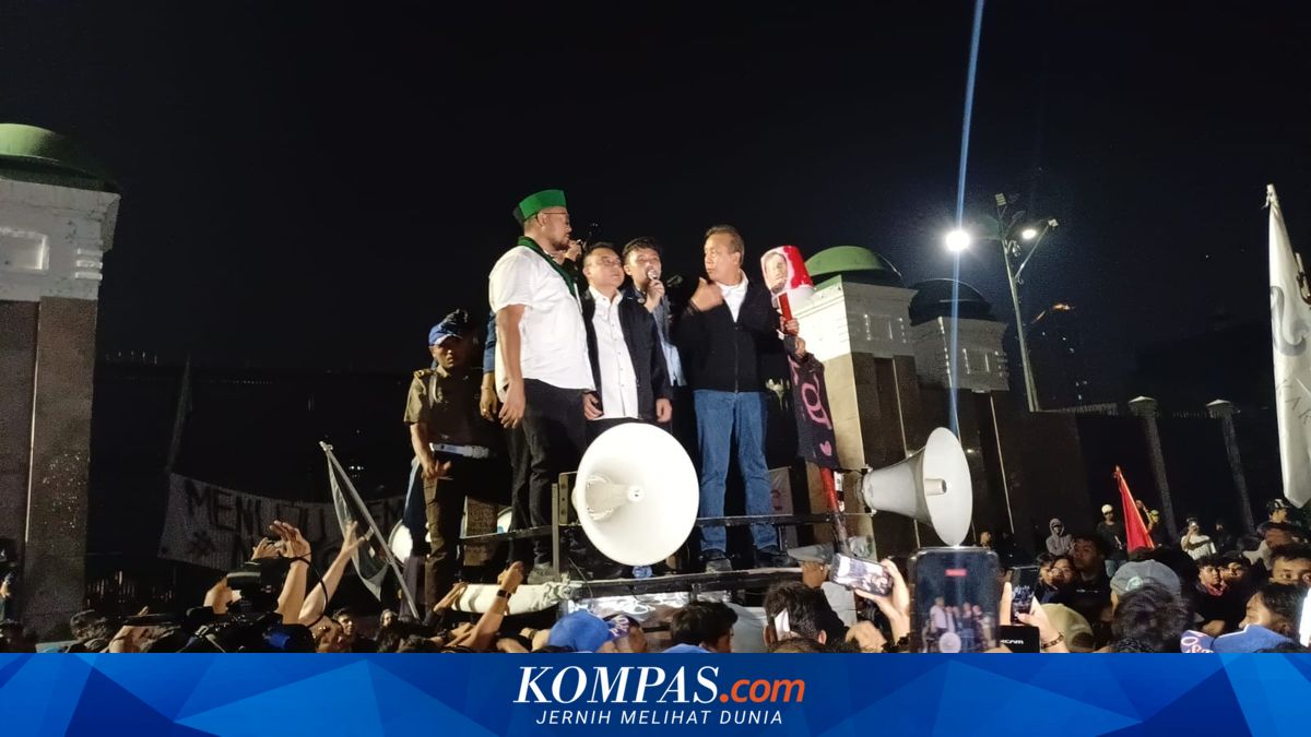 Dasco dan Saan Temui Mahasiswa di Depan DPR, Bicara di Atas Mobil Komando
