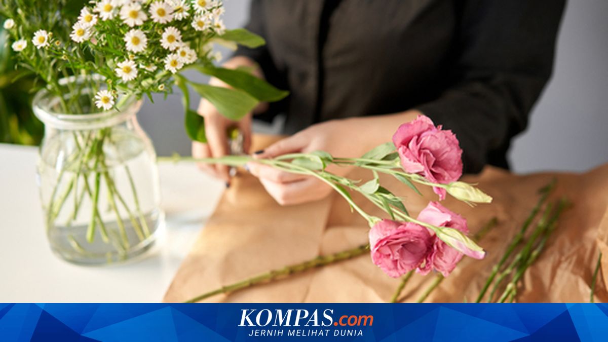 Cara Menata Bunga di Vas untuk Dekorasi Meja di Rumah