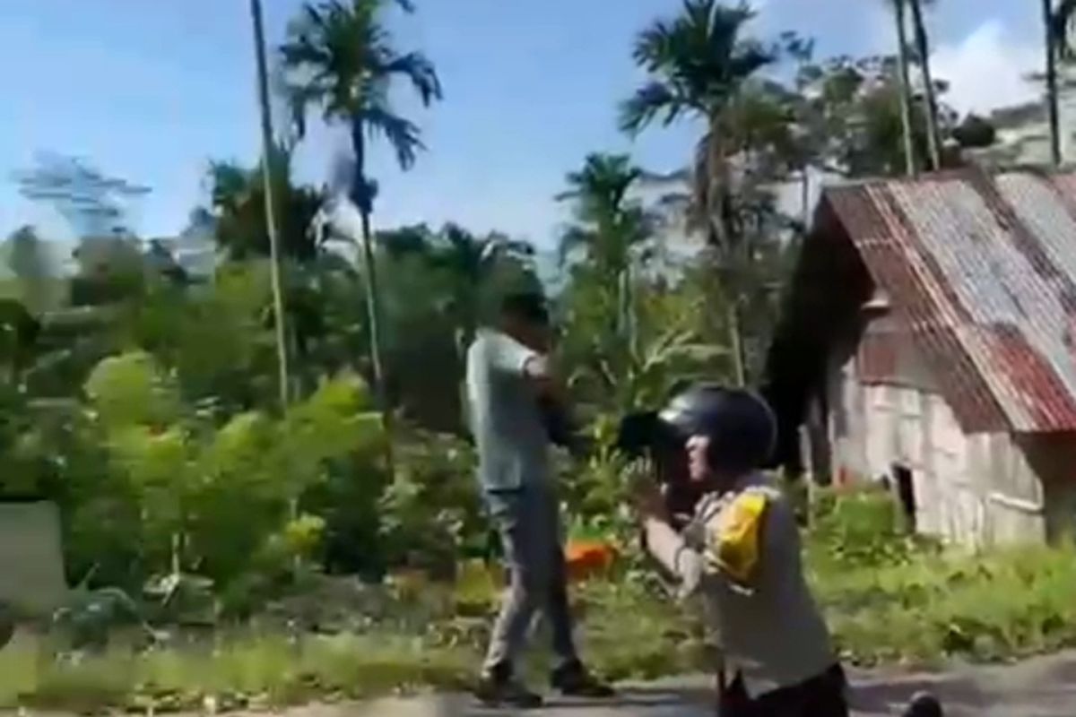 Di Balik Video Viral Polisi Berlutut di Konflik Manggarai NTT