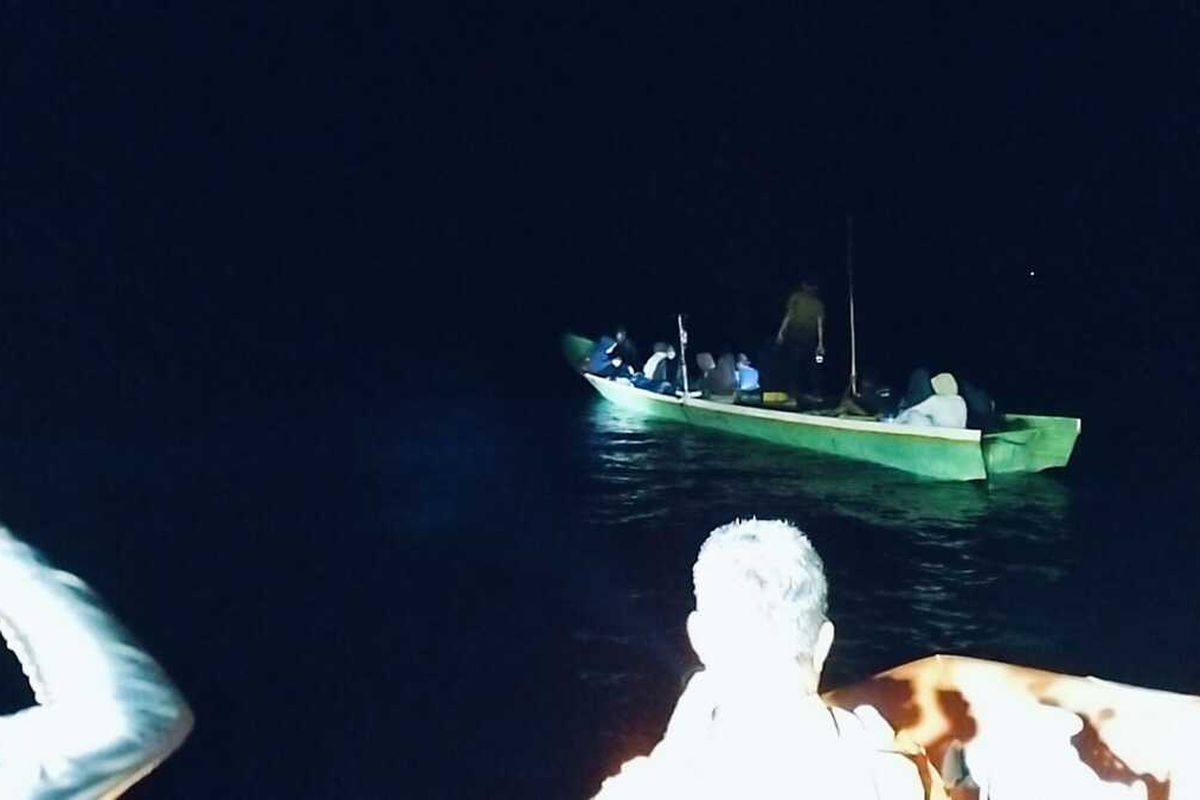 Longboat Bawa Pasien Tabrak Karang di Wakatobi, 14 Penumpang Dievakuasi