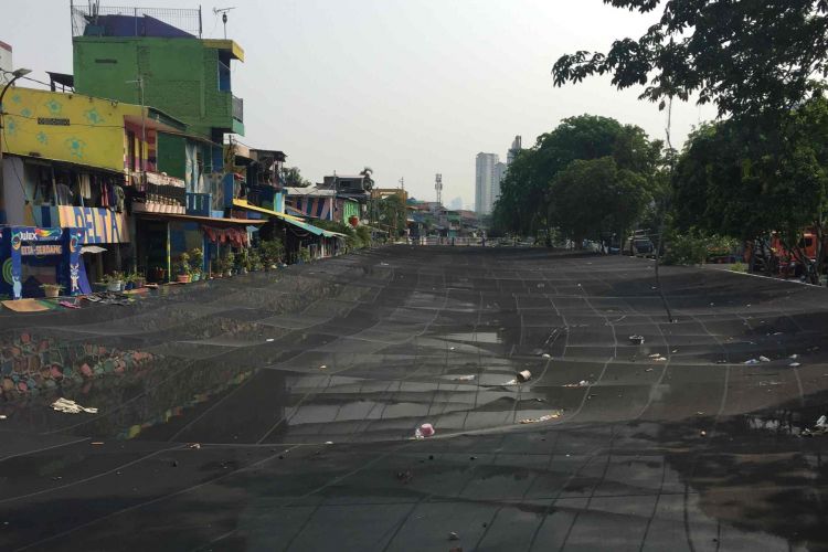 Pemprov DKI Perluas Penutupan Kali Item Menggunakan Kain Waring