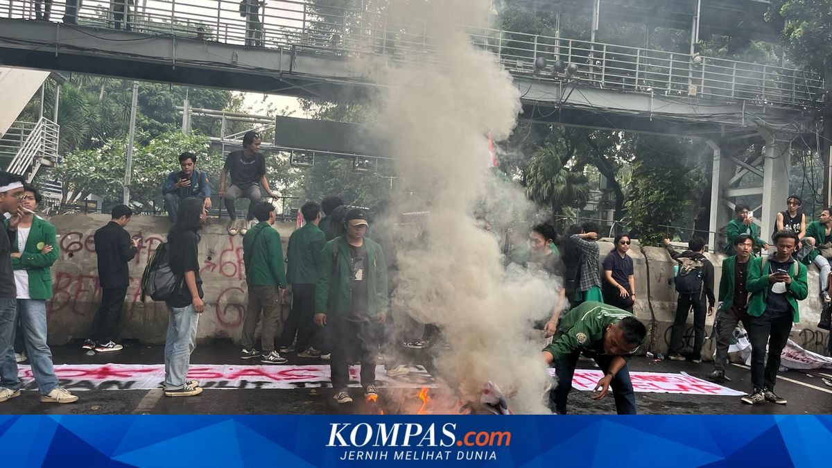 Unjuk Rasa Mahasiswa Indonesia Gelap Diwarnai Aksi Bakar Ban