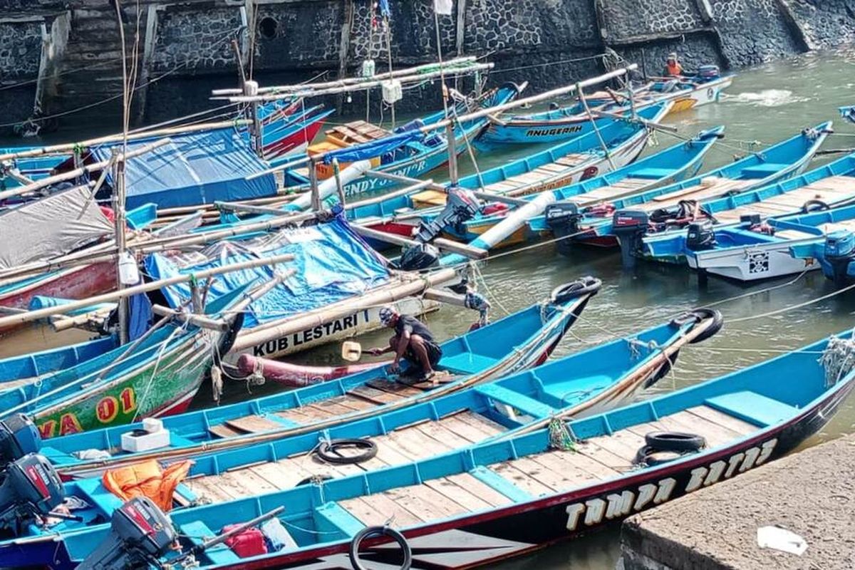 Cuaca Buruk, Nelayan Cianjur Pilih Sandarkan Perahu