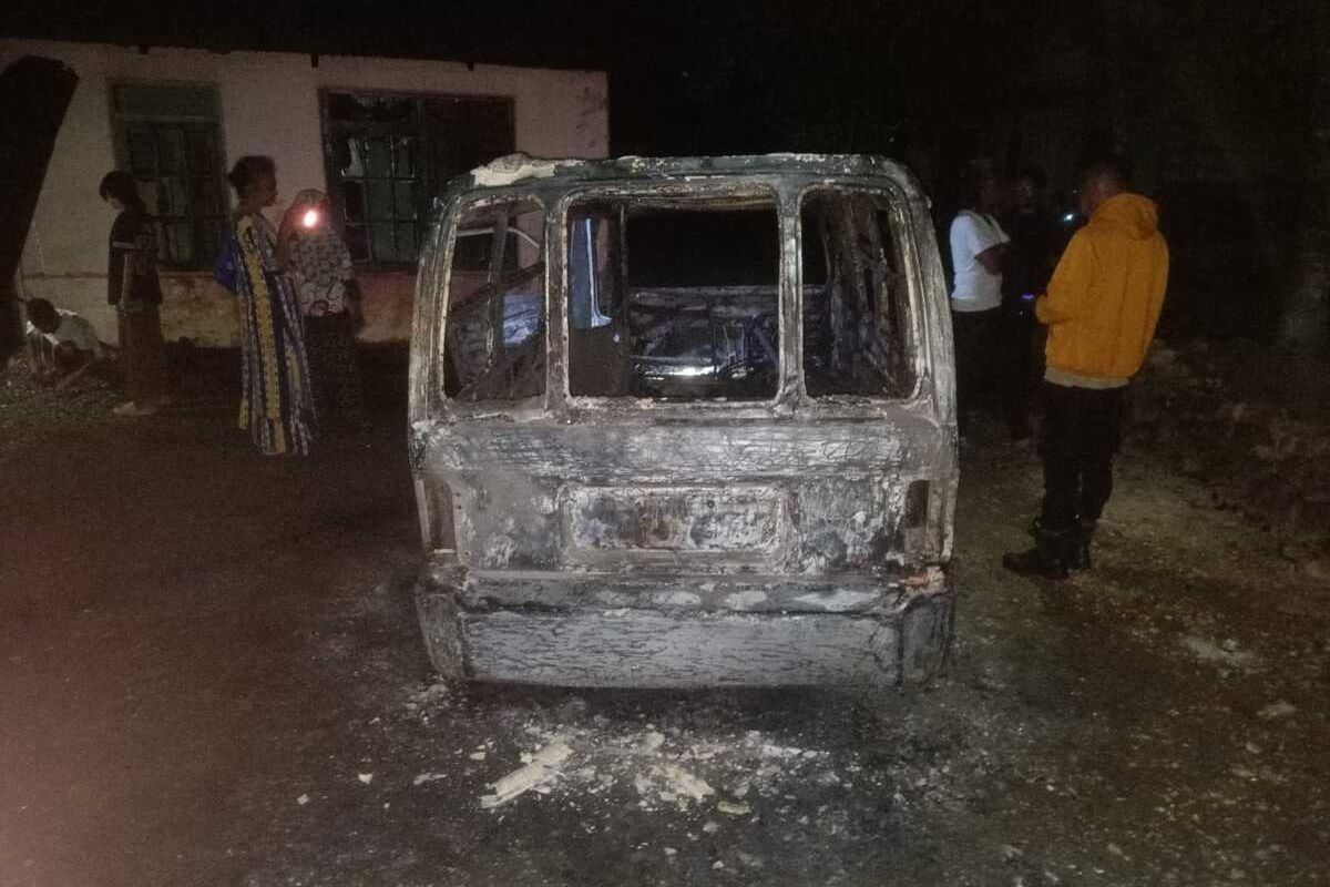Angkot Ambon-Tulehu Terbakar di Tengah Jalan, Rumah Warga Ikut Hangus