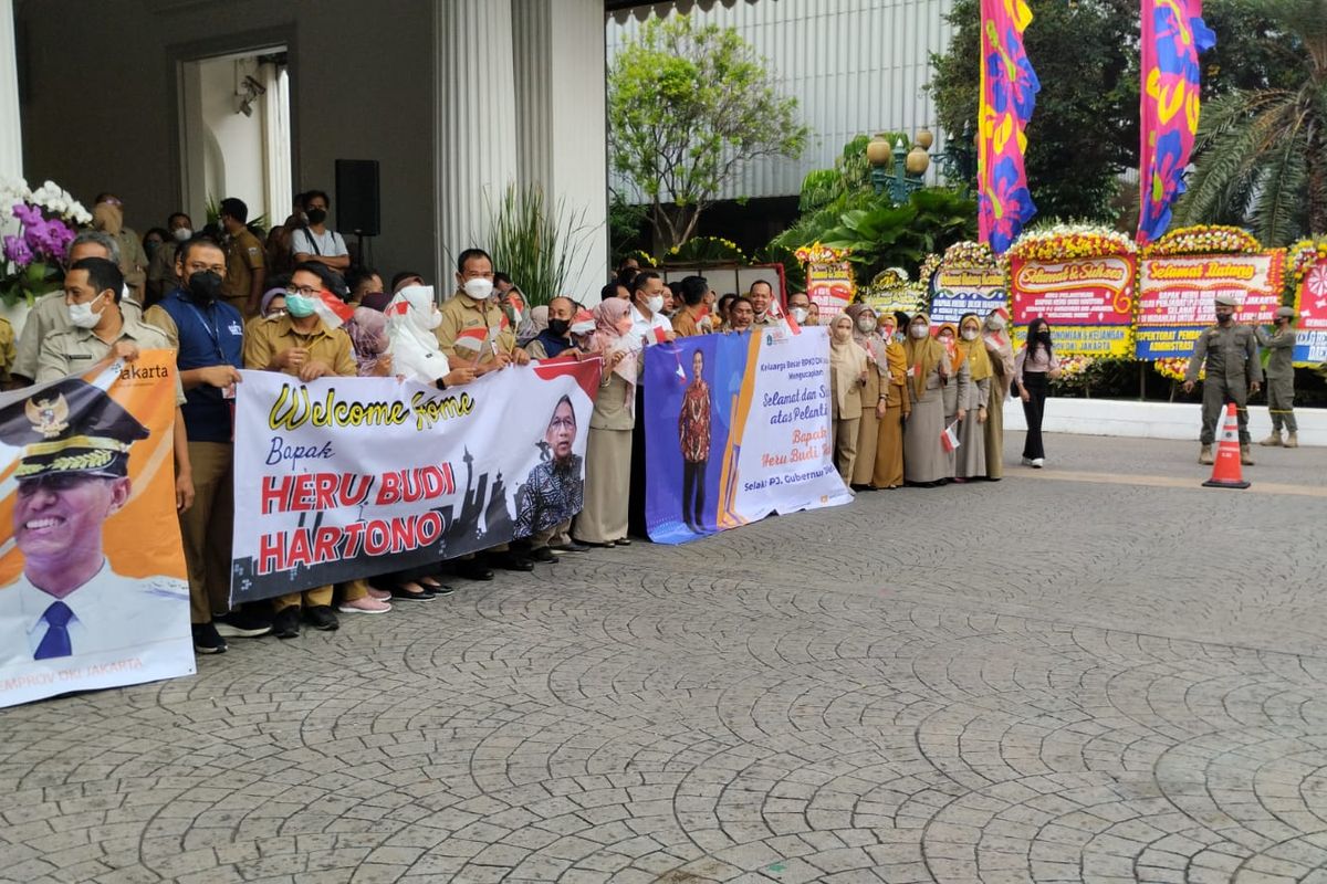 Sambut Pj Gubernur, ASN DKI Bentangkan Spanduk "Selamat Datang Kembali ...