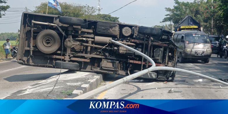 Mobil Pengangkut Uang ATM Terguling Usai Tabrak Tiang PJU di Lamongan