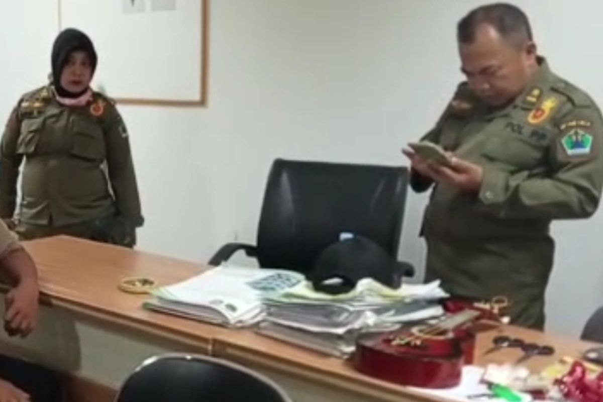 Foto Viral Pengamen Todongkan Pisau di Kota Malang, Pelaku Ditangkap Satpol PP