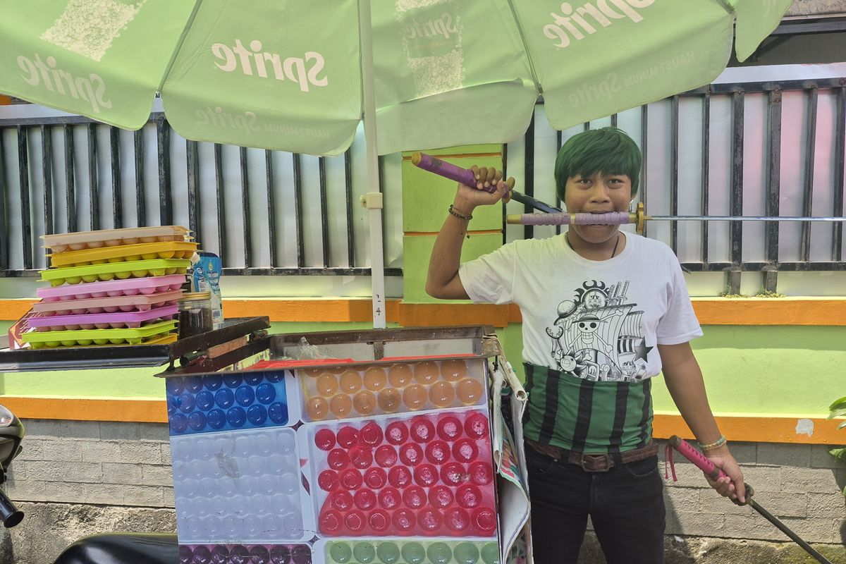 Tampilan Nyentrik Pedagang Jelly Cosplay Tokoh "One Piece", Modal ...