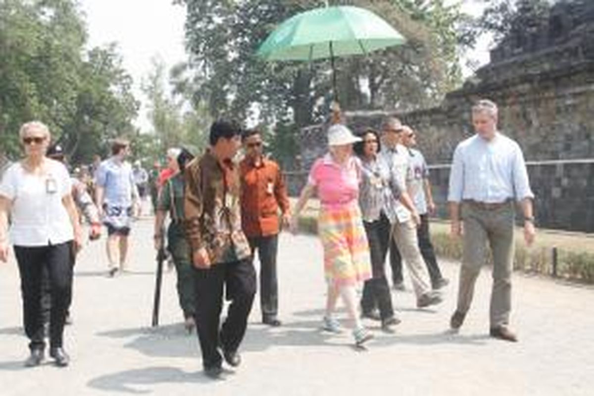 Ratu Denmark Takjub dengan Keindahan Relief Candi Borobudur