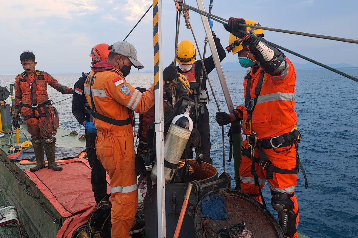 Saat Tim SAR Bertaruh Nyawa Masuk Lubang Kapal Tongkang, Evakuasi 3 ...