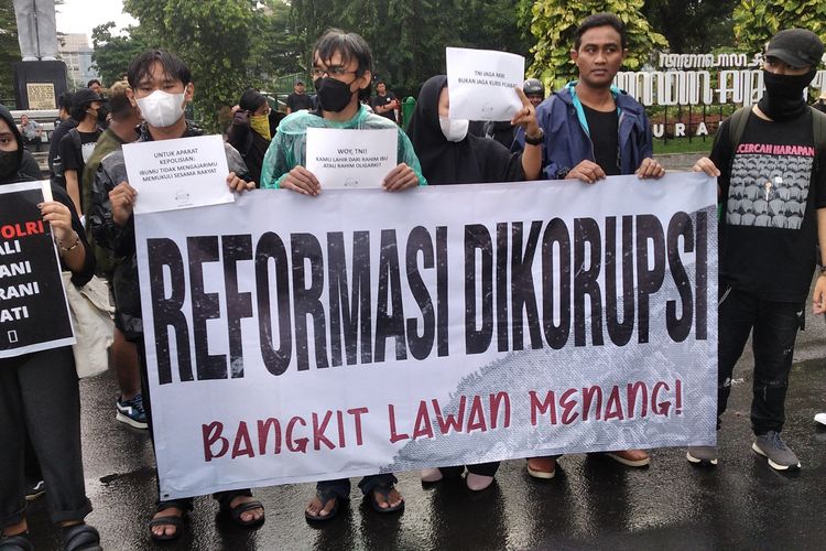 Massa Aksi Kamisan di Surabaya Bunyikan Kentongan Tanda Bahaya UU TNI