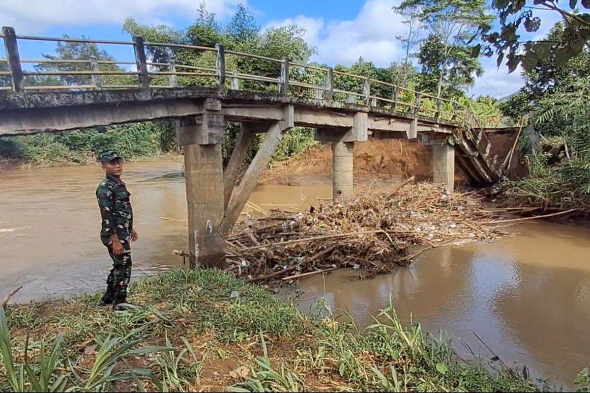 Diterjang Banjir, Jembatan Desa di Tulungagung Putus Total