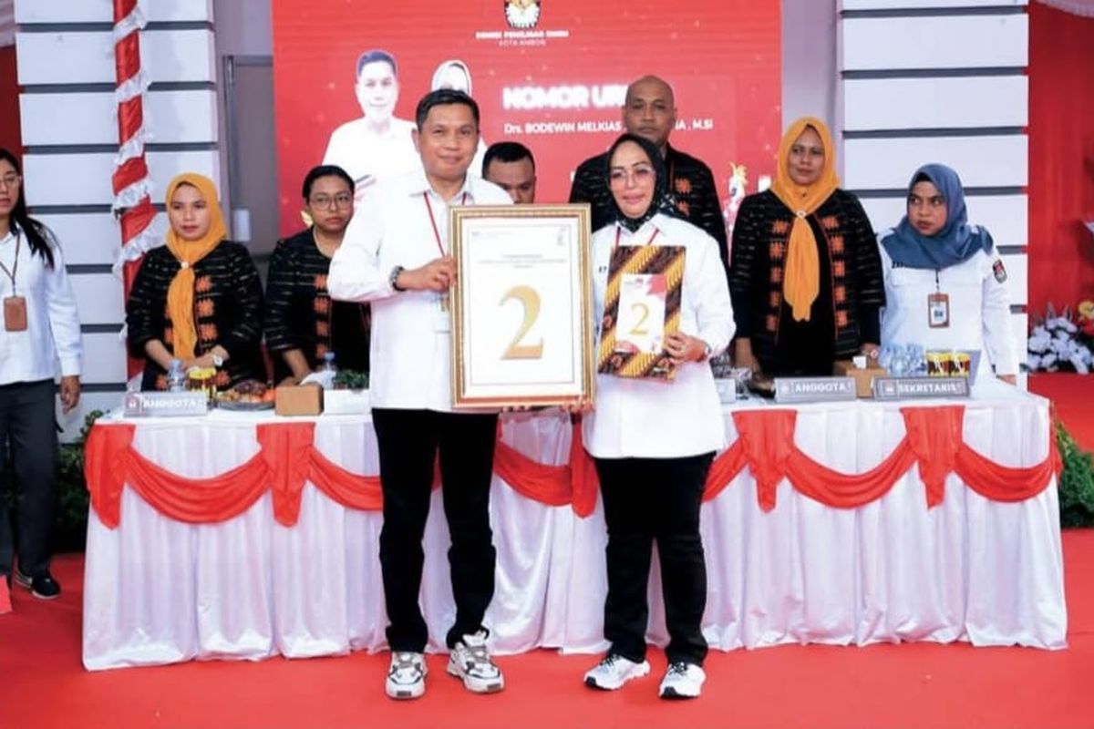 KPU Tetapkan Bodewin Wattimena-Ely Toisuta Jadi Wali Kota dan Wakil ...