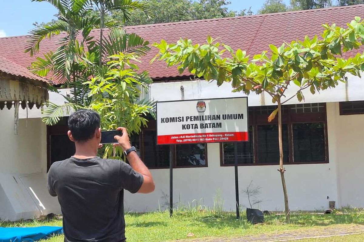 Pemilu 2024, KPU Batam Mulai Lakukan Pelipatan Kotak dan Bilik Suara