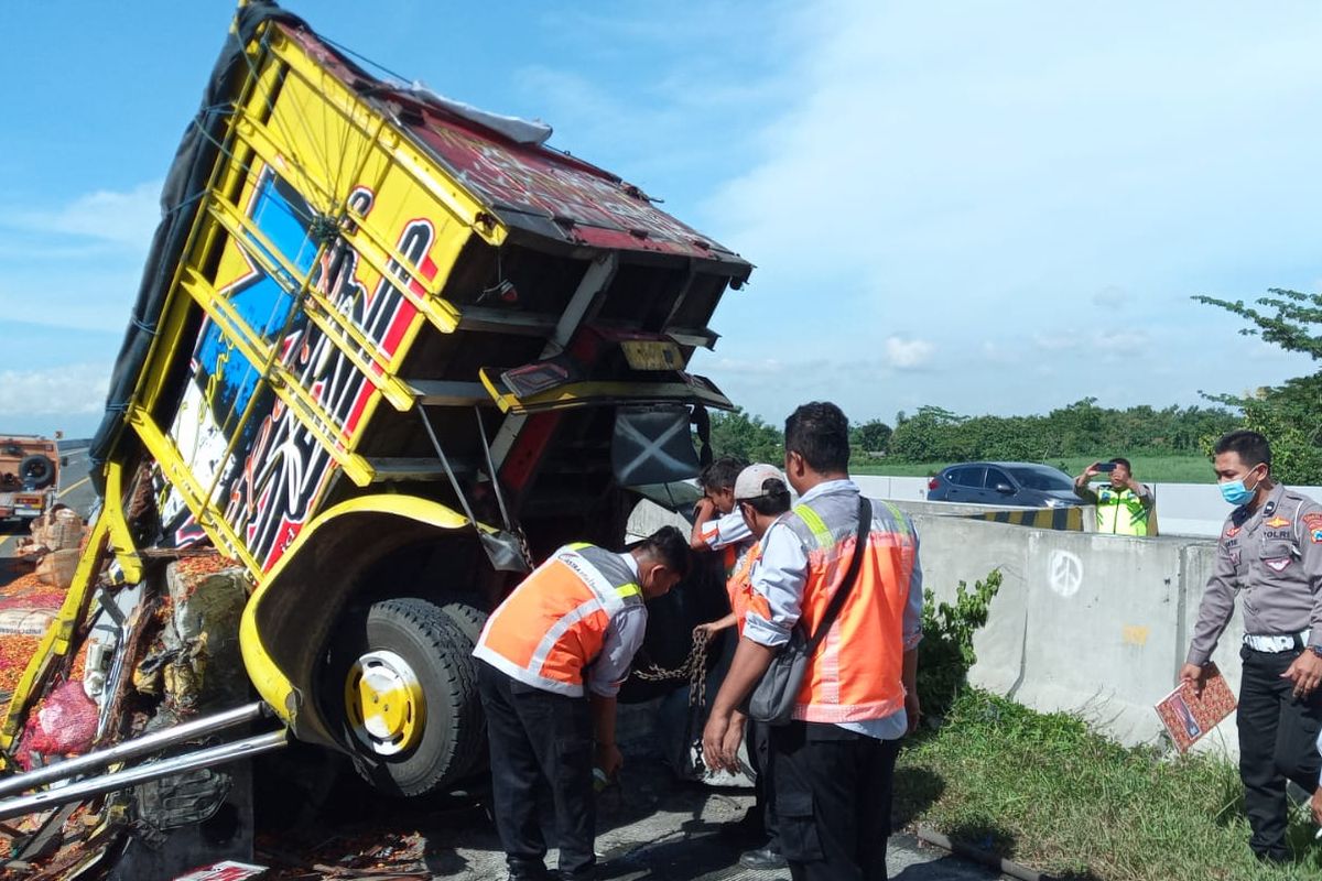 Truk Pengangkut Cabai Tabrak Pembatas Jalan di Tol Jombang-Mojokerto, Sopir Tewas
