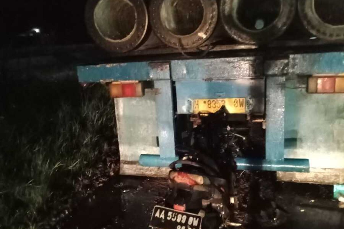 Tengah Malam, Dua Pelajar SMK Kebumen Tewas Tabrak Truk Trailer Parkir di Kulon Progo