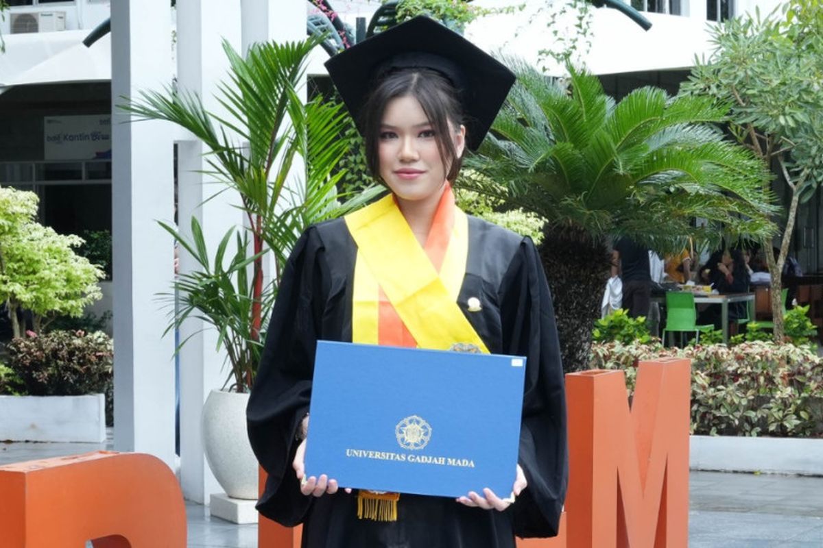 Cerita Cynthia, Lulus Cumlaude di UGM meski Punya Orangtua Lulusan SD